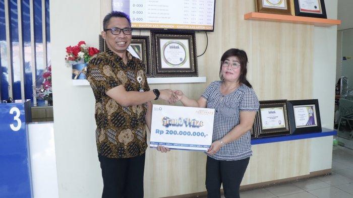13 Tahun Jadi Nasabah BPR Restu Artha Makmur, Lie Kian Dapat Hadiah Utama Fortuna 2 Rp 200 Juta ...