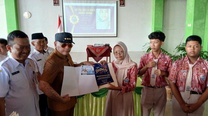 Nizam Tak Menyangka Dapat Kejutan e-KTP dari Wali Kota Tegal ...