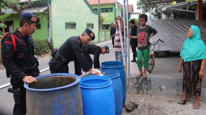 Warga Tipar Banyumas yang Dilanda Kekeringan Terima Bantuan 10.000 Liter Air Bersih ...