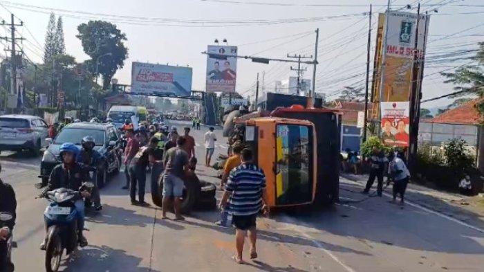 KRONOLOGI Truk Muat Pasir Terguling di Pertigaan Undaris Ungaran, Sopir: Coba Hindari 2 Motor ...