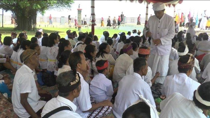 Jelang Hari Raya Nyepi Umat Hindu Mengikuti Upacara Melasti Di Pantai