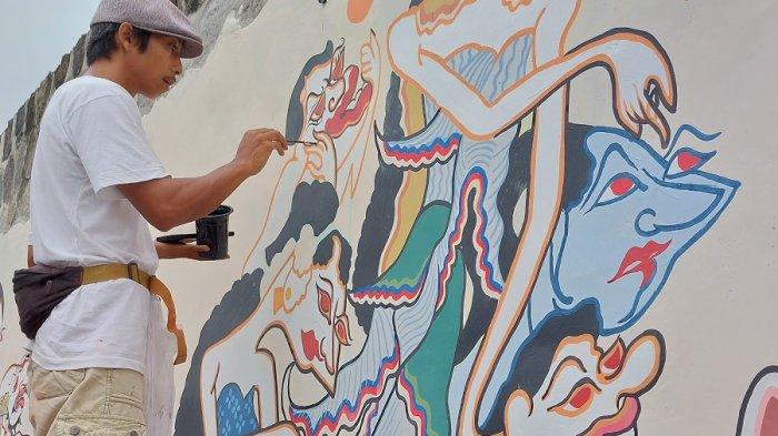 Dinding Stadion 45 Karanganyar Dihiasi Lukisan Mural Wayang Beber Panji ...