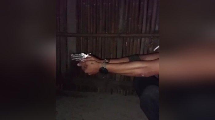 Terungkap Sosok Pria Bertato Pamer Senjata Api Revolver Rakitan, Sudah Ditangkap Polisi ...