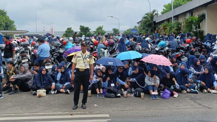 Ribuan Buruh Jepara Mogok Kerja, Tuntut Perusahaan Pakai Standar Gaji ...