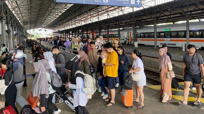 Terjadi Lonjakan Kedatangan Penumpang di Stasiun Cepu, Diprediksi Puncak Arus Mudik Hari Ini ...