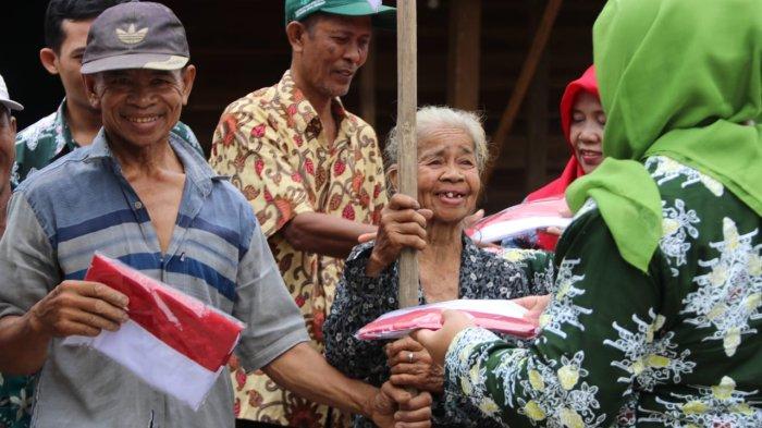 Setda Blora Bergerak: 300 Bendera Merah Putih Dibagikan untuk Warganya ...