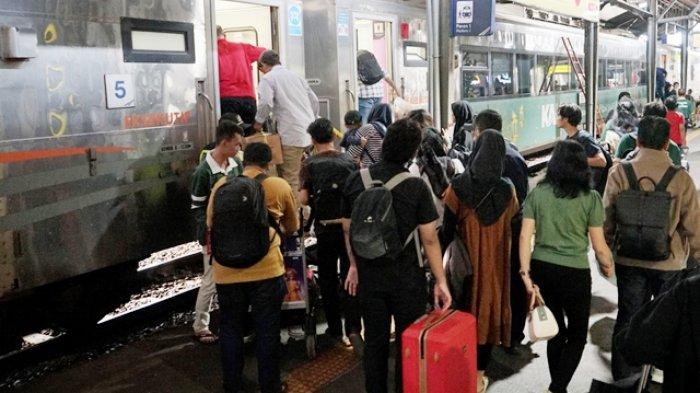 7.312 Penumpang Kereta Api Telah Berangkat dari Stasiun Cepu Blora pada Arus Balik Lebaran 2024 ...