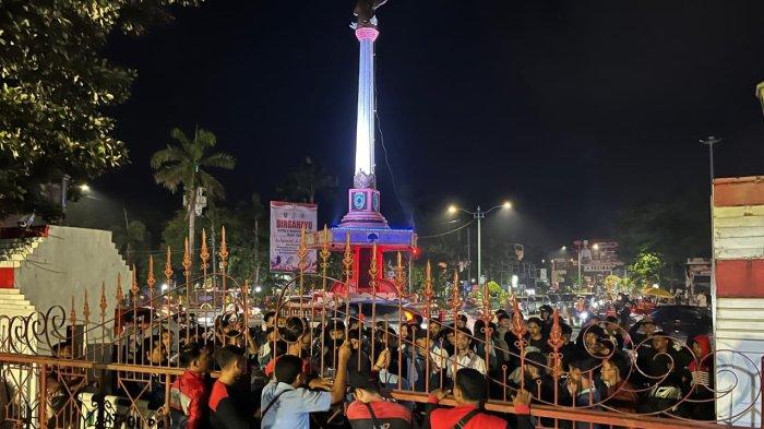 Ratusan Buruh Kepung Setda Jepara Sampai Pagi, Pj Bupati Belum Kirim ... Ratusan Buruh Kepung Setda Jepara Sampai Pagi, Pj Bupati Belum Kirim ...