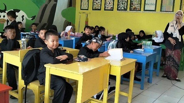 Video Peringati Hardiknas, Siswa SDN Tempelan Blora Kompak Gunakan ...