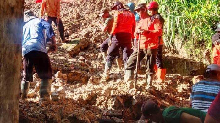 Puluhan Sukarelawan Gotong-Royong Bersihkan Material Longsor yang Putus Akses Jalan Warga ...