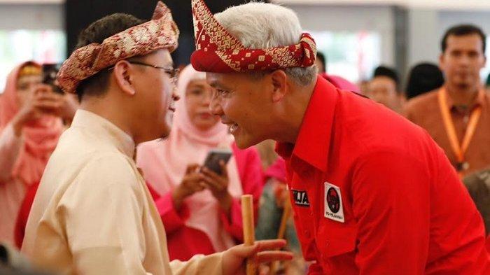 Berikan Tanjak ke Ganjar, Sultan Mahmud Badaruddin IV: Semoga Jadi ...