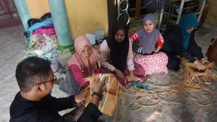 Kisah Syahrial Berdayakan Ratusan Warga, Usaha Kerajinan Tas Anyaman ...