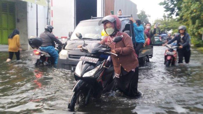 Sepekan Banjir Rendam Jalan Kudus-Purwodadi, Riyanto Tuntun Motor Terjang Banjir Tiap Pagi dan ...