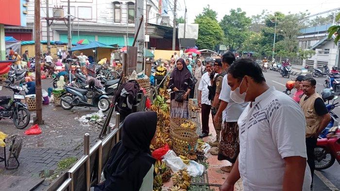 Tim Gabungan Tertibkan Puluhan Pedagang Sayur Bandel di Trotoar Pasar ...