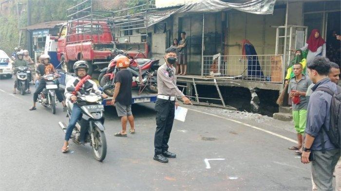 Pikap Bermuatan Elpiji 3 Kg Tabrak 2 Motor dan Pagar Rumah, Berawal Hilang Kendali di Turunan ...