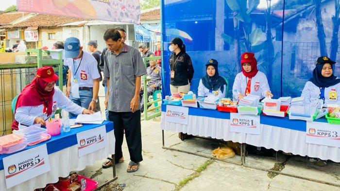 Unik, KPPS di TPS 006 Desa Kalisapu Tegal Pakai Seragam SD, SMP dan SMA ...