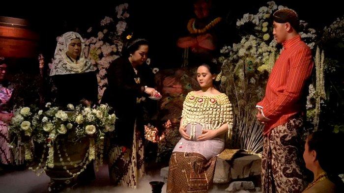 Tradisi Wilujengan Mitoni di Kudus, Warisan Budaya yang Kian Langka ...