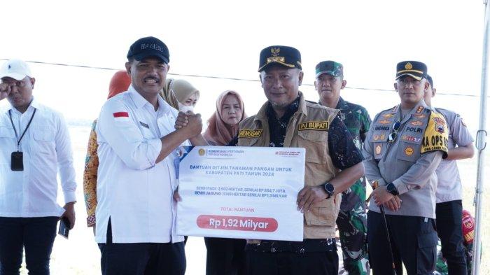 Lihat Langsung Banjir di Pati, Dirjen Kementan Beri Bantuan Benih pada Petani yang Gagal Panen ...