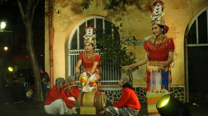 Pesona Nyanyian dan Tarian UKSW Memukau Panggung Fiesta Folklore ...