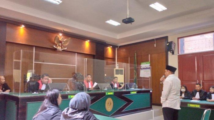 Terbata-bata Baca Pledoi, Dhio Pembunuh Berencana 1 Keluarga Minta ...