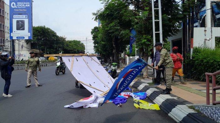 Pasca Kampanye Prabowo-Gibran di Simpanglima Kota Semarang, Bawaslu Tertibkan APK Melanggar ...