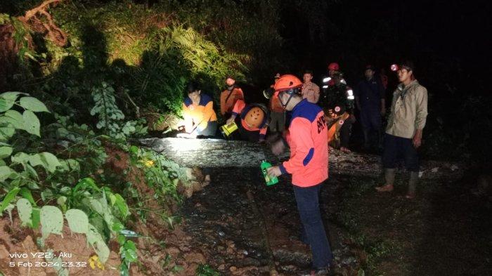 BREAKING NEWS: Tanah Longsor di Desa Cijati Cilacap Menimpa Rumah Warga ... BREAKING NEWS: Tanah Longsor di Desa Cijati Cilacap Menimpa Rumah Warga ...