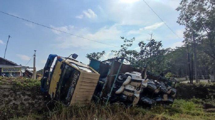 Video Kecelakaan Salatiga : Truk Muatan Motor Baru Terguling di Jalan Suruh-Karanggede ...