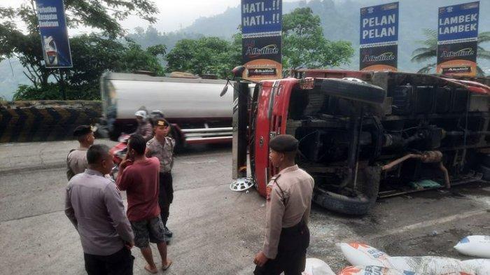 Truk Terbalik di Tanjakan Sitinjau Lauik Jambi, Video Kecelakaan Viral - Tribunjateng.com