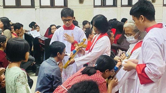 Jumat Agung di Paroki St Maria Immaculata Slawi, Umat Mengenang ...