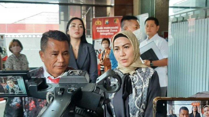Hotma Sitompul Kabarnya Jadi Kuasa Hukum Ferry Irawan dalam Kasus KDRT, Hotman Paris: Keduanya ...