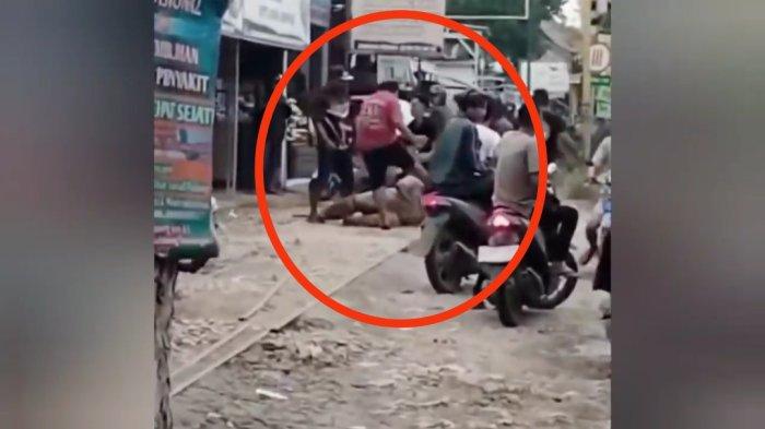 Viral! Debt Collector Dikeroyok Massa di Pertigaan Kecamatan Godong ...