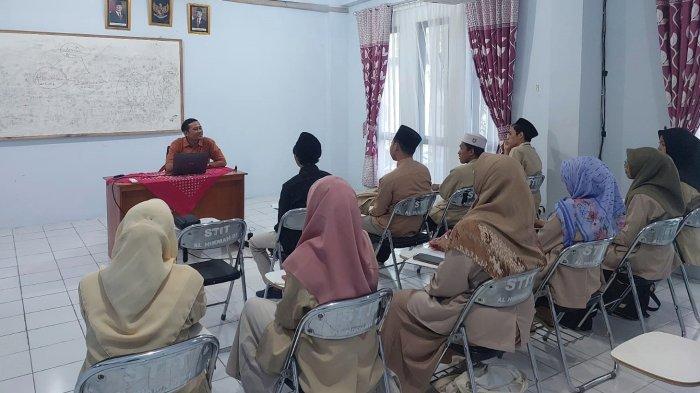 Kupas Tuntas Kepemimpinan Pendidikan, Dosen Pascasarjana UIN Saizu ...
