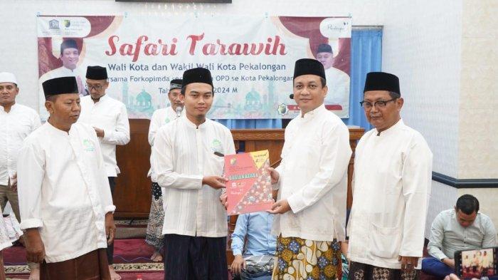 Meriahkan Ramadan, Wali Kota Aaf Safari Tarawih ke Masjid Di Kota Pekalongan - Tribunjateng.com