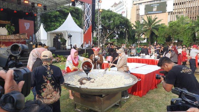 Video Bersama Chef Bobon Santoso, Mbak Ita Masak Besar 477 Porsi Nasi ...