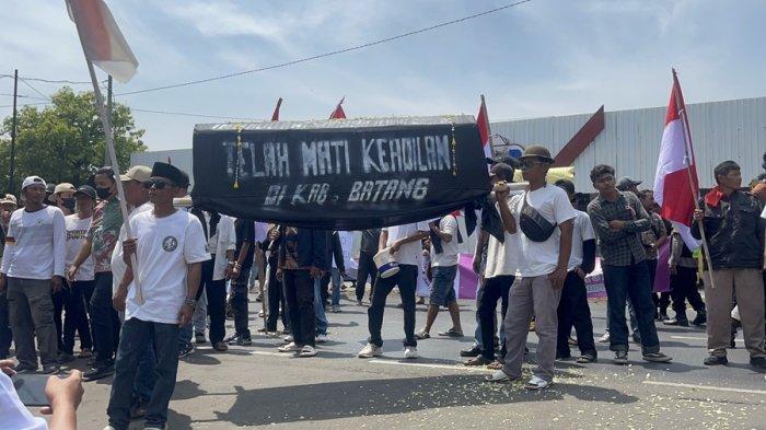 Ribuan Orang Demo di Pengadilan Negeri Batang, Buntut Vonis Bebas Abdul ... Ribuan Orang Demo di Pengadilan Negeri Batang, Buntut Vonis Bebas Abdul ...