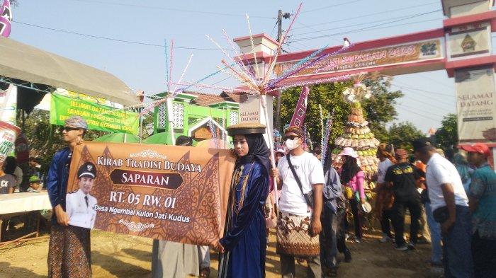 Ribuan Warga Ngembal Kulon Kudus Arak 20 Gunungan Hasil Bumi Dalam ...