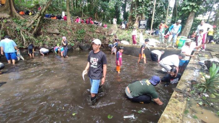 Iriban, Tradisi Bersih-bersih Sendang Tlogo di Desa Kenteng Kabupaten ...