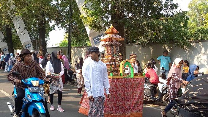 Kemeriahan Kirab Jenang Tebokan di Kudus, Bentuk Syukur Warga Kaliputu ...