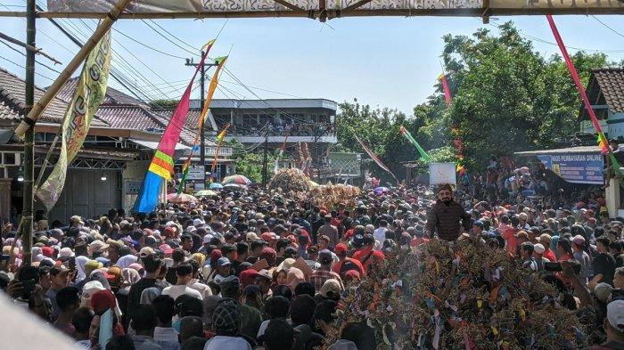 Kemeriahan Tradisi Jembul Tulakan Disambut Ribuan Warga Donorojo Jepara ...