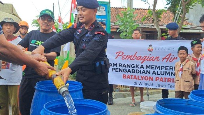 Warga Tipar Banyumas Dilanda Kekeringan, Brimob dan BPBD Droping 20 Ribu Liter Air ...