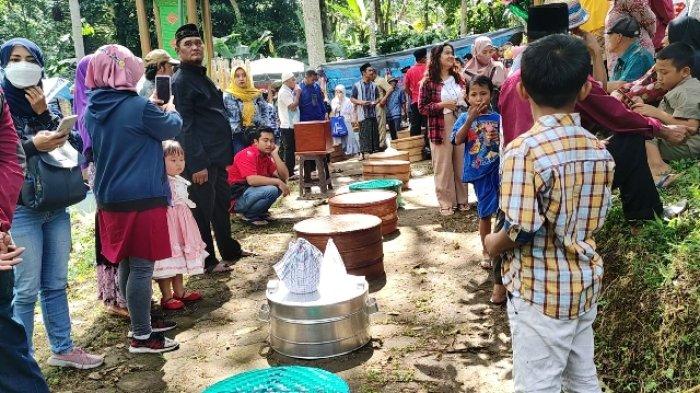 Haul Makam Kembang Kuning Getasan Kab Semarang, Warga Bawa Aneka ...