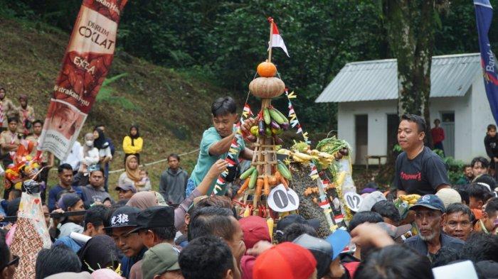 Bupati Pekalongan Fadia Meriahkan Tradisi Syawalan 'Megono Gunungan' di ...