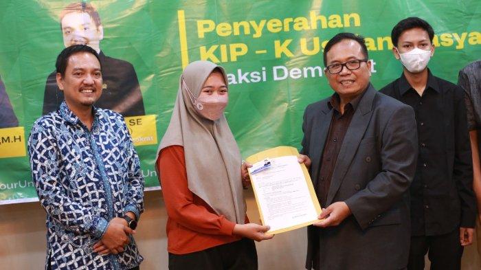 Yoyok Serahkan Beasiswa KIPK Ke Unissula - Tribunjateng.com