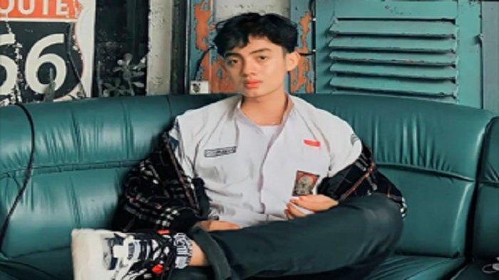 Beri Kejutan Pacar Live Instagram, Tiktoker Zhico Pergoki Pacar Ngamar Dengan Pria Lain di Kosan ...