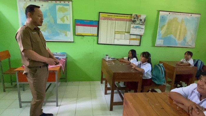 Adi Cahyo Seorang Guru SD di Semarang Rela Korbankan Gaji Demi Diberikan Kepada Para Muridnya ...