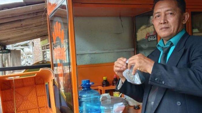 Inilah Sosok Agus Mujianto Penjual Cilok Necis Pakai Jas, Dasi, dan Sepatu Pantofel Saat Jualan ...
