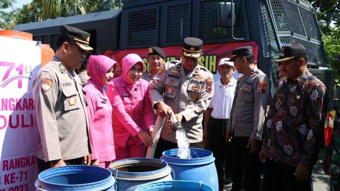 Polres Jepara Kembali Distribusikan 25 Ribu Liter Air Bersih, Kini di 2 Desa Rawan Kekeringan ...