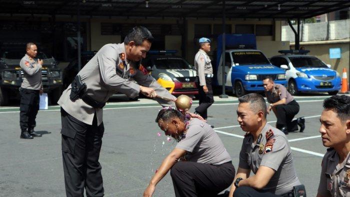 Makna Penyiraman Air Kembang Saat Anggota Polisi Naik Pangkat, Ini Kata ...