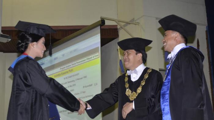 Cantiknya Puteri Indonesia 2015 Saat Wisuda di Undip, Lihat Foto ...