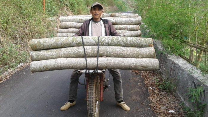 Kisah Ketangguhan Tukang Ojek Kayu di Balapulang Tegal, Naik Motor ...